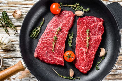 허브와 팬에 대리석 쇠고기 덴버 스테이크 유기농 육류 흰색 나무 배경 위쪽 보기 0명에 대한 스톡 사진 및 기타 이미지 0명 검은색 고기 Istock