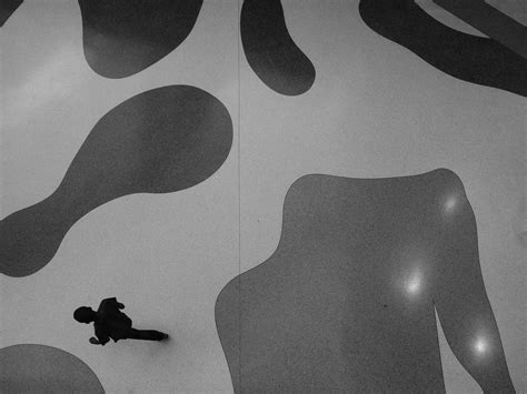 무료 이미지 창조적 인 검정색과 흰색 사람들 화이트 사진술 도시의 사회적인 렌즈 공간 그림자 검은 단색화 원 인간의 몸 가로 사진 Bw 검정