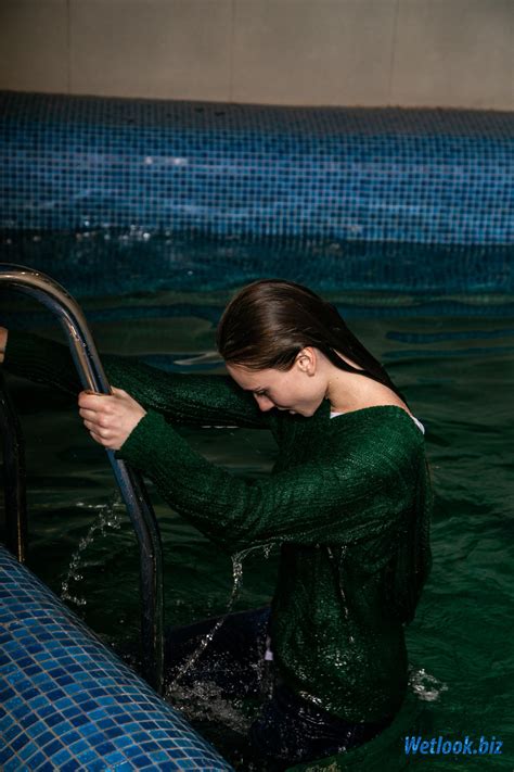 Wetlook Girl In Jeans And Sweater Swims Fully Dressed Rwetlookgirls