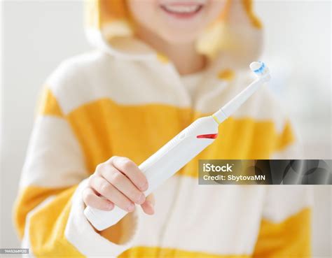 양치질하는 아이 아침 일과에서 화장실에서 전동 칫솔과 치약을 사용하는 미취학 아동 소년 칫솔질을 배우는 아기 어린이 치과 및 구강 위생을위한 장비 6 7 살에 대한 스톡