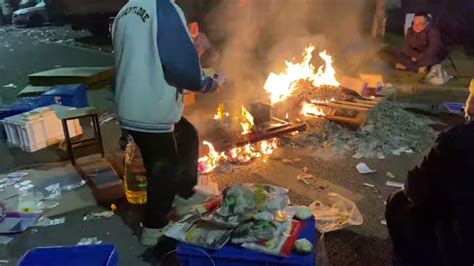 黑夜中的大火炬 On Twitter 有许些民众开赴现场去声援工人 这是一位同志的拍摄： 北京时间凌晨五点半， 大家在用推车和铁盆炸食物
