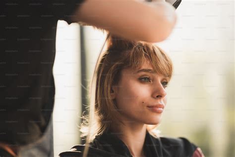 전문 미용사 스타일리스트 사람과 헤어 패션 미용실 개념 이발 및 헤어 케어에 대한 여성 클라이언트 머리 장식 이발사 장비