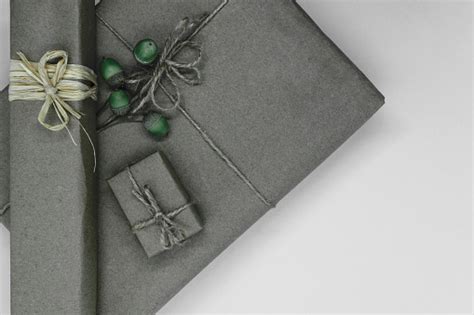 회색 선물 상자 종이에 싸서 구성과 다른 리본과 그것에 젊은 오크 도토리와 번들 0명에 대한 스톡 사진 및 기타 이미지 0명 갈색 공란 Istock