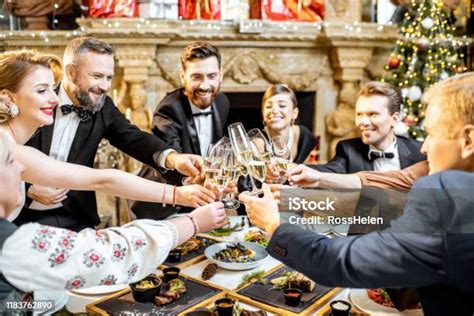 실내에서 설연휴를 기념하는 우아하게 옷을 입은 사람들 벽난로에 대한 스톡 사진 및 기타 이미지 벽난로 우아 와인 Istock