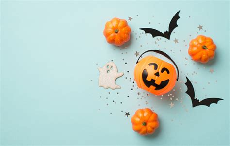 할로윈 장식 호박 바구니 실버 스팽글 스타 박쥐와 카피 스페이스와 고립 된 파스텔 블루 배경의 유령 실루엣의 최고 보기 사진 가을에 대한 스톡 사진 및 기타 이미지 Istock