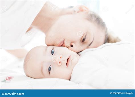 Любящая мама и ее сын стоковое фото изображение насчитывающей влюбленность 55074054