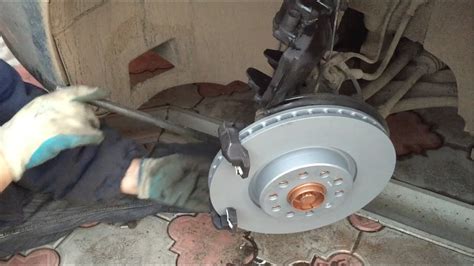 Как заменить передние тормозные диски и колодки на Passat B6 Youtube