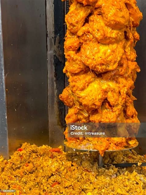 수직 회전 로터리에 조리 된 고기로 만든 금속 화격자에 터키 스타일의 도너 케밥의 클로즈업 이미지 거꾸로 된 원뿔 모양으로 쌓인 절인 닭고기 0명에 대한 스톡 사진 및 기타