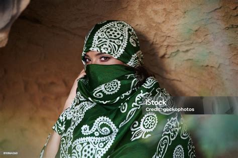 아름 다운 아랍 사우디 여자 얼굴 백그라운드에서 절벽 산에 포즈 건강한 생활방식에 대한 스톡 사진 및 기타 이미지 건강한 생활방식 관능 기도하기 Istock