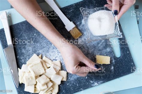 퍼프 페이스트리 쿠키 를 만들기위한 조리법 간단한 조리법 단계적으로 과자를 만들기위한 지침 Diy에 대한 스톡 사진 및 기타