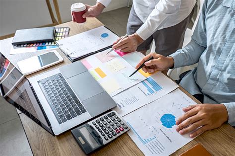 파트너 재무 및 회계 개념과의 비즈니스 만들기 대화의 투자 프로젝트 작업 및 전략 기획 회의비즈니스 팀 캐주얼 프리젠 테이션