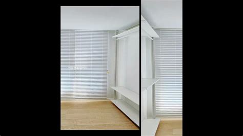 드레스룸에 자연스러운 우드 느낌을 더했어요 따뜻한 목재의 아름다움이 공간을 아늑하고 세련되게 만들어 주며 옷장을 더 특별하게 꾸며줍니다 이엘커튼갤러리 광주커튼