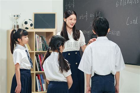 老师给小学生上课高清图片下载 正版图片507635718 摄图网