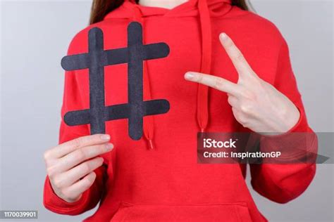 자른 클로즈업 사진 의 행복 만족 쾌활한 꽤 아름다운 매력적인 사랑스러운 사람들 사람 표시 잘라 가위 와 손가락 고립 된 회색 배경 Brand Name Online