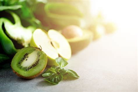 신선한 유기농 채소와 과일에 회색 배경 유리 항아리에의 녹색 스무디 봄 다이어트 건강 한 원시 채식주의 채식주의 개념 아침 식사 깨끗 한 먹는 알칼리 해독 공간 복사 0명에