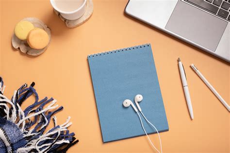 화려한 소모품 세트가있는 사무실 테이블 책상 빈 파란색 종이 메모 패드 격자무늬 컵 펜 컬러 배경에 Pc 위쪽 보기 0명에 대한 스톡 사진 및 기타 이미지 Istock