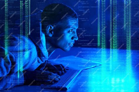 Hes Une Menace Dans Le Cyber Monde Photo Dun Jeune Homme Hacker
