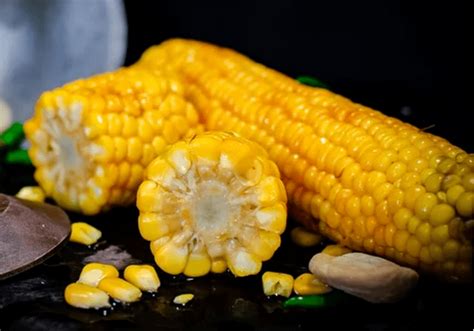 【厨房小窍门】老玉米、甜玉米、糯玉米哪种最值得吃？含量