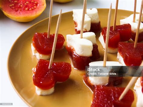 로미오와 줄리엣은 치즈와 구아바 만든 전통적인 브라질 디저트 이다 이 조합은 파이 아이스크림 롤 잼 Mousses 피자 과자