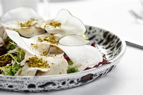 크림 소스와 참치를 곁들인 얇게 썬 양념 송아지의 전통 이탈리아 전채 비텔로 톤나토 고기에 대한 스톡 사진 및 기타 이미지 고기 고수 교통 위반 티켓 Istock