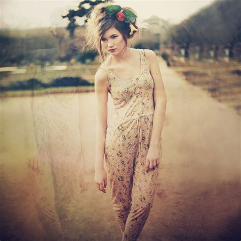 Фото Девушка с розой в волосах Alexandra Sophie