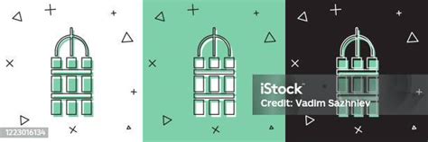 흰색과 녹색 검은 색 배경에 격리 다이너 마이트 폭탄 스틱과 타이머 시계 아이콘을 폭파 설정합니다 시한 폭탄 폭발 위험 개념 벡터 일러스트레이션 가능성에 대한 스톡 벡터