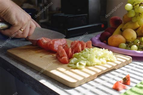 Las Manos De Los Hombres Cortan Verduras En Una Tabla De Cortar En La