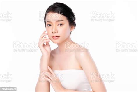 흰색 배경에 깨끗한 신선한 피부를 가진 아름다운 젊은 아시아 여성 얼굴 관리 얼굴 치료 화장품 아름다움과 스파 아시아 여성 초상화 20 24세에 대한 스톡 사진 및 기타