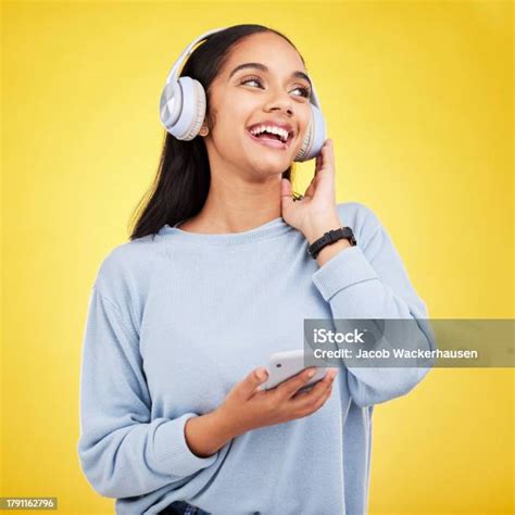 스트리밍 온라인 라디오 및 오디오를 위해 스튜디오에서 여성과 함께 행복하고 음악과 전화 기술 청취 및 연결을 위해 노란색 배경에 여성과 헤드폰이 있는 미소 미디어 및