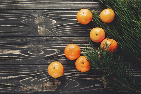 크리스마스 플랫 하다 귤 하 고 소박한 나무 배경 평면도에 전나무 가지 아니 스와 소나무 콘 메리 크리스마스 계절 인사말 해피