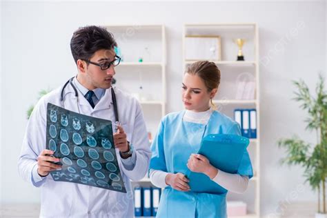 진단을 위해 환자의 엑스레이 이미지를 검사하는 두 명의 의사 사진 배경 및 무료 다운로드를위한 그림 Pngtree