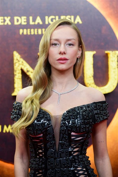 Ester Expósito Seduce Con Su Vestido De Escamas Y Esferas