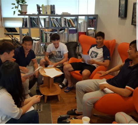 A1 Sport 제주유나이티드 선수들이 영어 삼매경에 빠졌다 이근호 권순형 정운 권용현 문상윤 이창민 등 제주 선수들은 최근 훈련 및 일과를 마친 뒤 제주