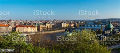 프라하 올드 타운 건축 옥상과 레트나 언덕 공원 봄 화창한 날 푸른 하늘 체코 공화국에서 본 블 타바 강 위의 찰스 다리의 넓은 파노라마 조감도 0명에 대한 스톡 사진 및