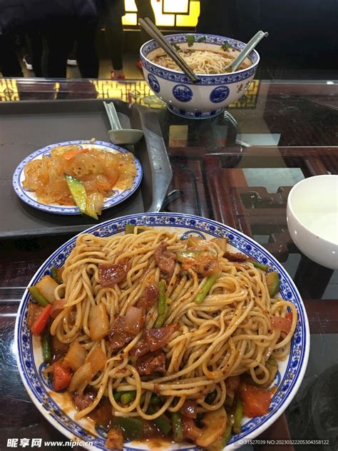 大盘鸡拌面摄影图 传统美食 餐饮美食 摄影图库 昵图网