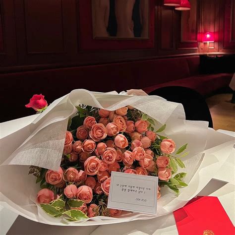 플레르드비 석촌꽃집 석촌역꽃집 잠실꽃집 너무 예뻤다며 보내주신 후기사진 💗 자나장미의 꽃말 끝없는 사랑” 플레르드비 자나장미꽃다발 ⠀ 🏷 예약 클래스