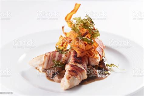 흰색 접시에 베이컨과 쇠고기를 곁들인 맛있는 요리의 근접 촬영 0명에 대한 스톡 사진 및 기타 이미지 0명 건강한 생활방식 고기 Istock