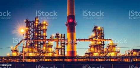 석유 정제 산업 공장 또는 공장 탱크 공장 및 강철 파이프라인 현대 석유화학 기술 관로에 대한 스톡 사진 및 기타 이미지 관로 밤 하루 시간대 정제소 Istock