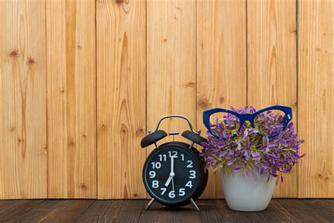 나무 테이블에 빈티지 알람 시계와 흰색 꽃병에 작은 나무 금융에 대한 스톡 사진 및 기타 이미지 금융 기민 꽃 나무 Istock