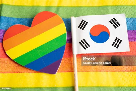 무지개 배경에 한국 국기 Lgbt 게이 프라이드의 달 사회 운동의 상징 무지개 깃발은 레즈비언 게이 양성애자 트랜스젠더 인권 관용 및 평화의 상징입니다 0명에 대한 스톡
