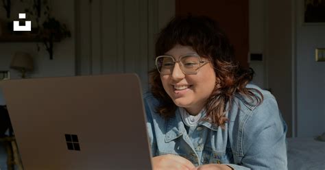 안경을 쓴 여자가 노트북을 보고 있다 사진 Unsplash의 무료 전자공학 이미지