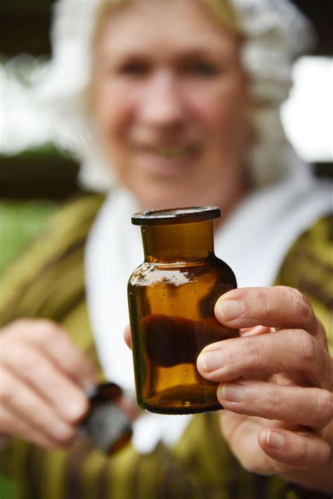 Hanna Tamke Führt Als „hebamme Anna Durch Das Rotenburg Von 1810