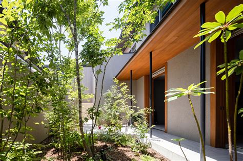 長野県の住宅会社 窪田建設 広々としたリビングダイニング。薪ストーブのある暮らし。国産材の無垢の木の香りと肌触りや色味。至福の時を楽しむ