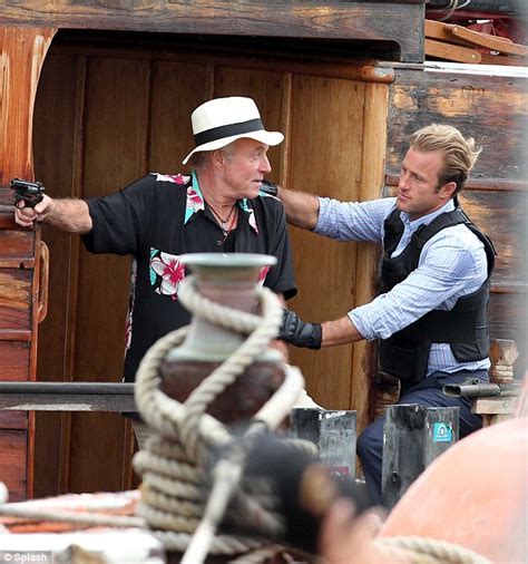 Godfather Star James Caan Shows Son Scott How To Shoot Gun On Set Of Hawaii Five O Daily Mail