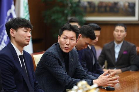 Ерөнхийлөгч Сагсан бөмбөгийн холбооны төлөөлөл тамирчдыг хүлээн авч