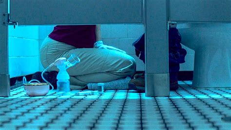 Эта девушка в туалете УБЛАЖАЕТ мужчин чтобы ставить собственные