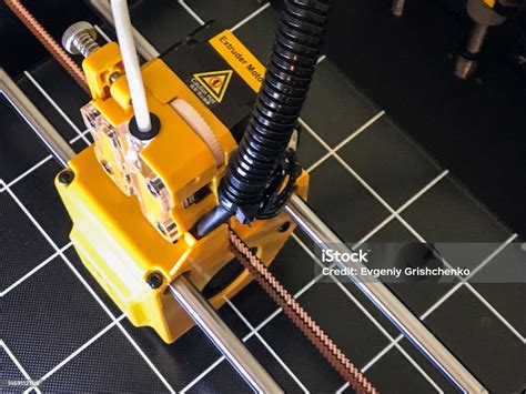 수치 제어 기계가있는 프린터 3d 장치는 모델을 만듭니다 고분자 플라스틱 그림 3차원 형태에 대한 스톡 사진 및 기타 이미지 3차원 형태 러시아 만들기 Istock