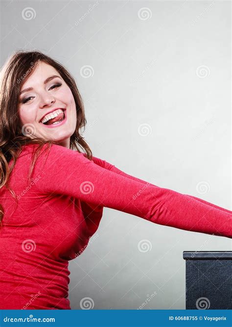 Счастливая радостная женщина вставляет вне язык Приколы Стоковое Изображение изображение