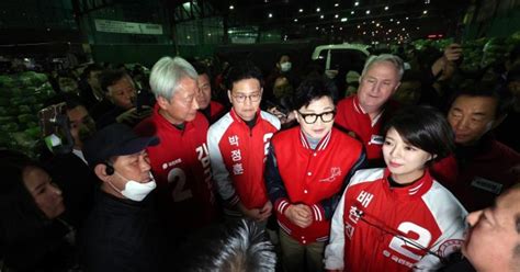 가락시장 공식 선거운동 시작한 한동훈 비대위원장