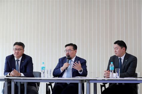 ФОТО Төсвийн тухай хуульд нэмэлт өөрчлөлт оруулах тухай хуулийг Сангийн яаманд хүлээлгэн өгөв